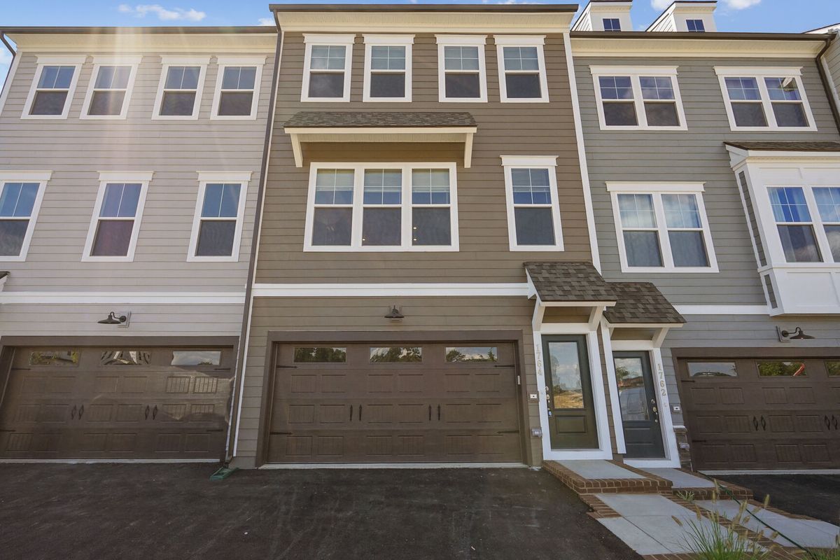 1764 Blue Spruce St, Dumfries, VA 22026